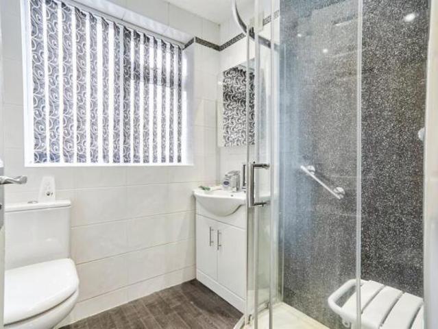 3 bedroom end of terrace house for sale in Smalewell Road, Pudsey, LS28