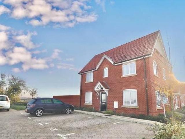 3 bedroom end of terrace house for sale in Saxifrage Close Tharston NR15