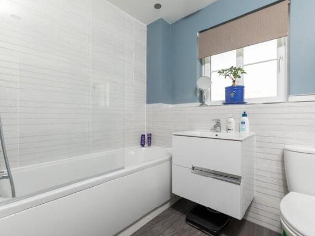 3 bedroom end of terrace house for sale in Sandstone Crescent, Thornliebank, G46