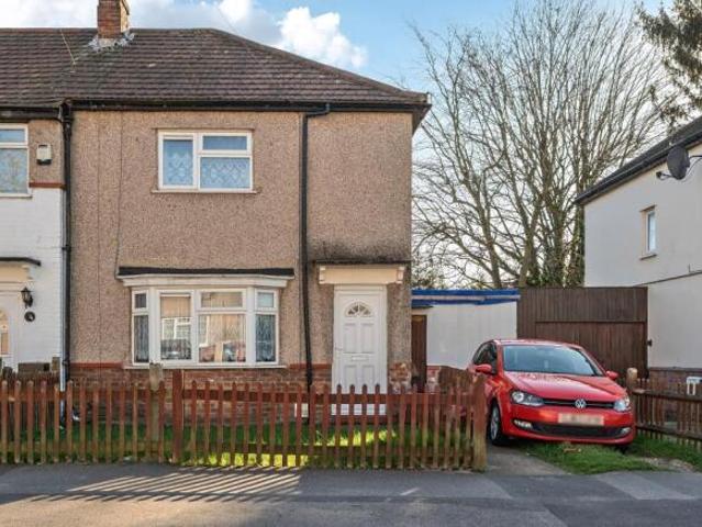 3 bedroom end of terrace house for sale in Slough, Berkshire, SL2