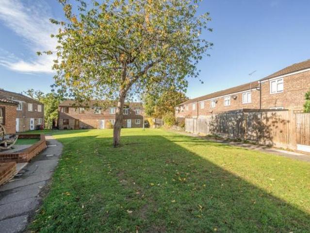3 bedroom end of terrace house for sale in Slough, Berkshire, SL2