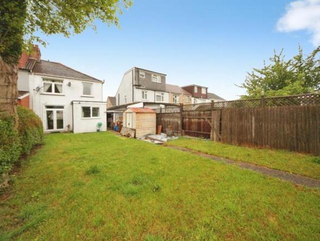 3 bedroom end of terrace house for sale in St. Lawrence Avenue, Luton, LU3