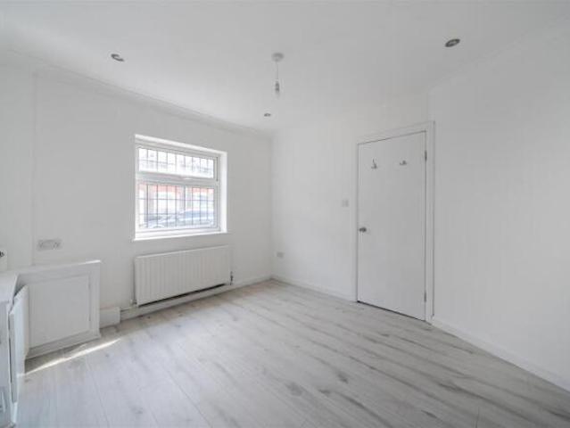 3 bedroom end of terrace house for sale in Stanley Street, Luton, LU1