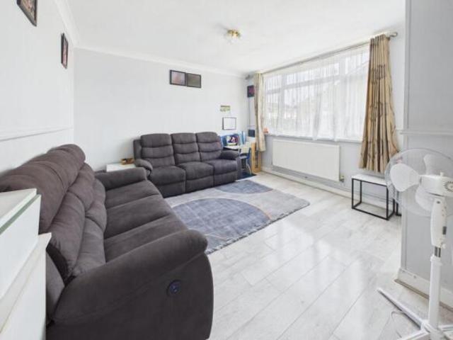 3 bedroom end of terrace house for sale in Parlaunt Road, Langley, Berkshire, SL3