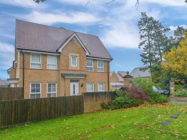 3 bedroom end of terrace house for sale in Peregrine WayHatfieldAL10 9UP AL10