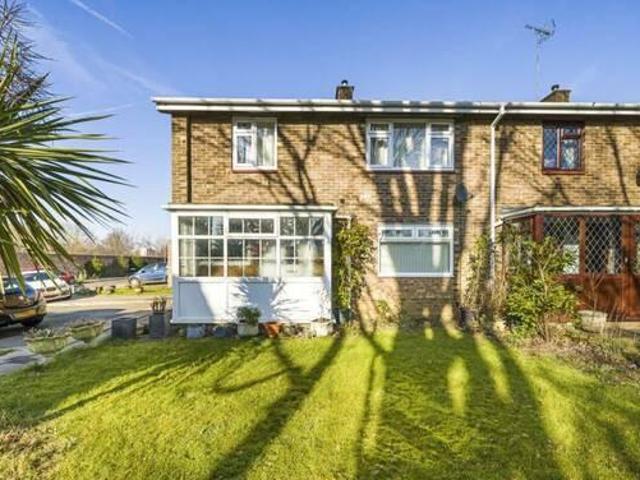 3 bedroom end of terrace house for sale in Perry Oaks Bracknell Berkshire RG12