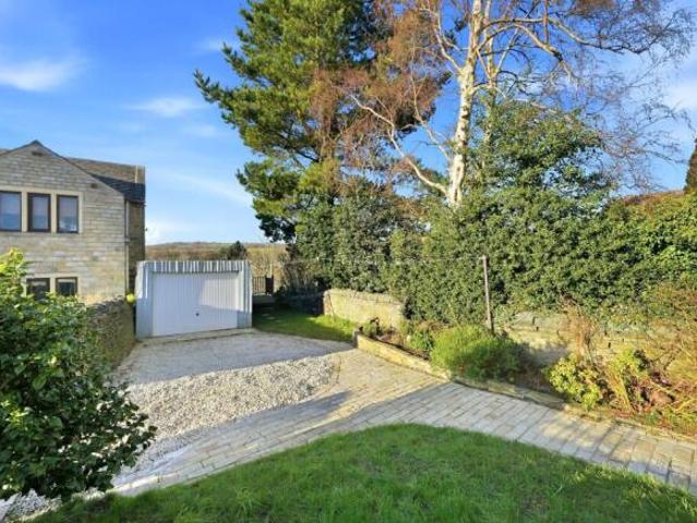 3 bedroom end of terrace house for sale in Quarmby Road, Quarmby, Huddersfield, HD3