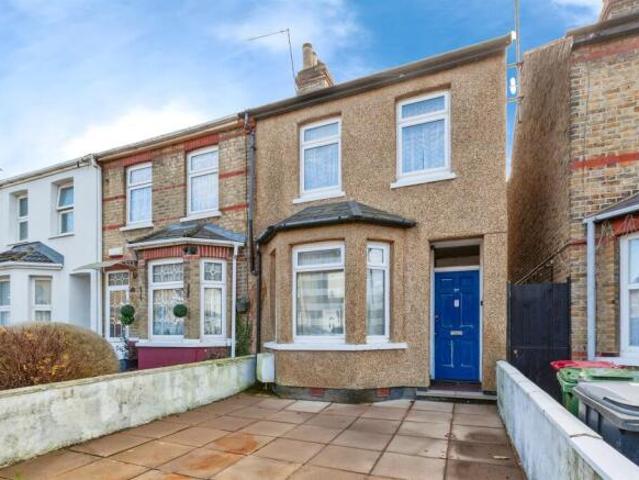 3 bedroom end of terrace house for sale in Queens Road, Slough, SL1