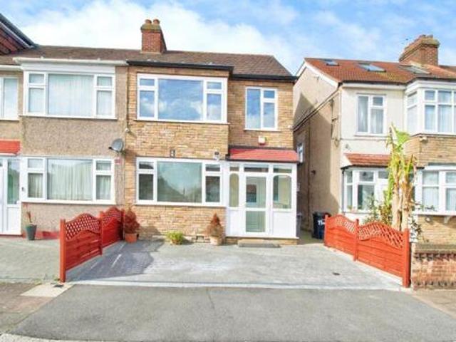 3 Bedroom End Of Terrace House For Sale In Romford
