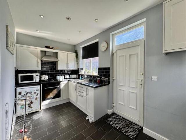 3 bedroom end of terrace house for sale in Rawthorpe Crescent, Rawthorpe, Huddersfield, HD5 9NZ, HD5
