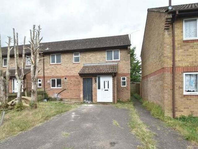 3 bedroom end of terrace house for sale in Runham Close Luton LU4