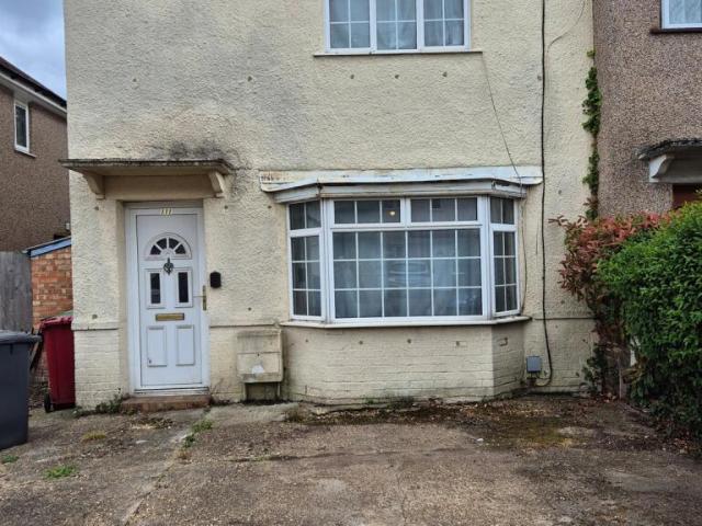 3 bedroom end of terrace house for sale in Waterbeach Road, Slough, SL1