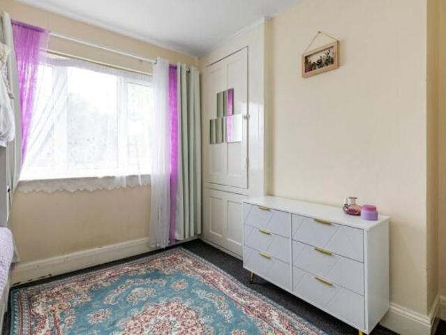 3 bedroom end of terrace house for sale in Wakemans Hill Avenue, London, NW9