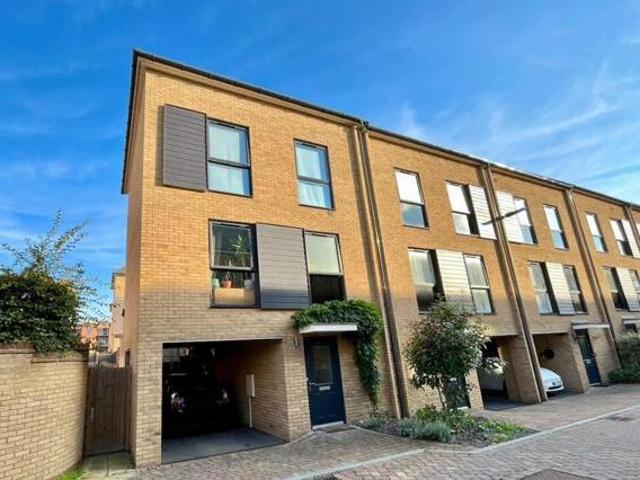 3 Bedroom End Of Terrace House For Sale In Wallington