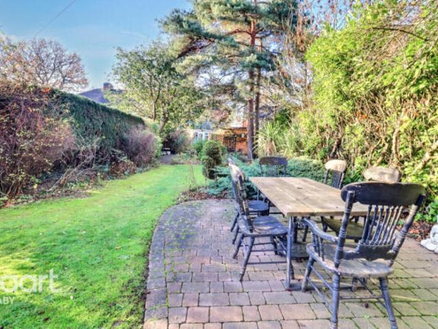 3 bedroom end of terrace house for sale in Welford Road, Leicester, LE8