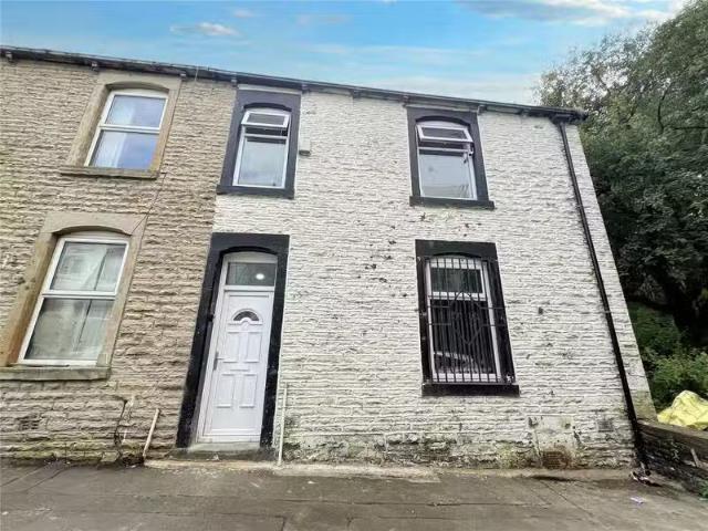 3 bedroom end of terrace house for sale in Willow Street, Burn.
