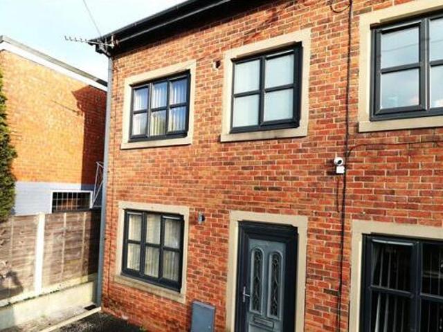 3 Bedroom End Of Terrace House For Sale In Windmill Lane, Denton