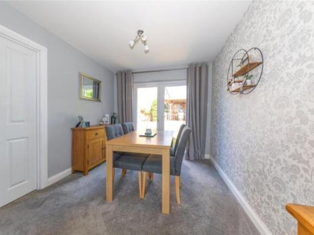 3 bedroom end of terrace house for sale in Telscombe Way, Luton, Bedfordshire, LU2