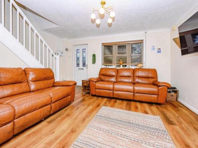 3 bedroom end of terrace house for sale in The Magpies, Luton, LU2
