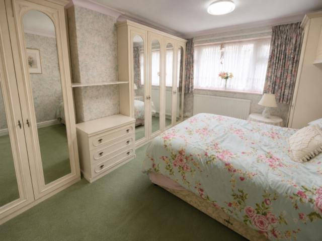 3 bedroom end of terrace house for sale in The Close, Luton, Bedfordshire, LU3 2LR, LU3