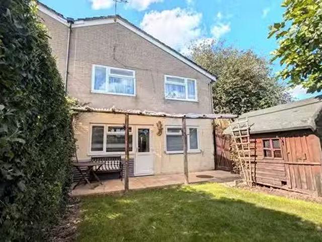 3 Bedroom End Of Terrace House For Sale In The Roundabouts, Li.