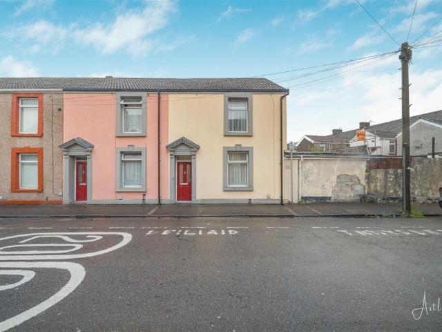 3 bedroom end of terrace house for sale in Vincent Street, Swansea, SA1
