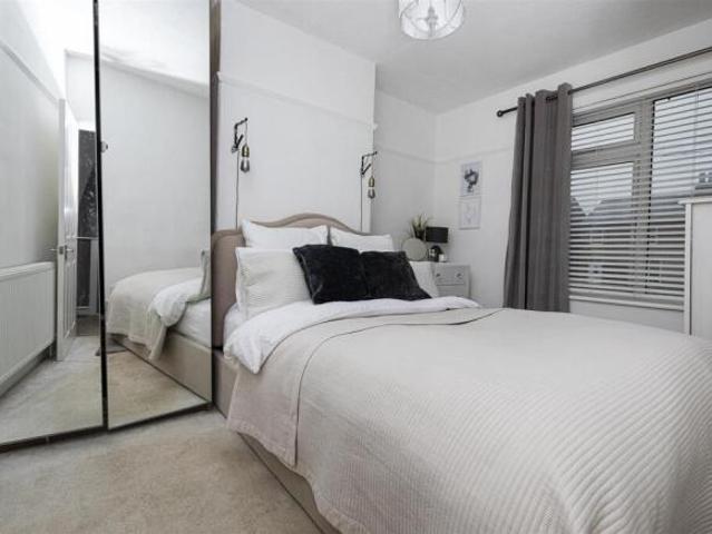 3 bedroom end of terrace house for sale in Yew Tree Road, Huddersfield, HD3