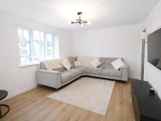 3 bedroom end of terrace house to rent