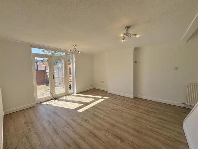 3 bedroom end of terrace house to rent