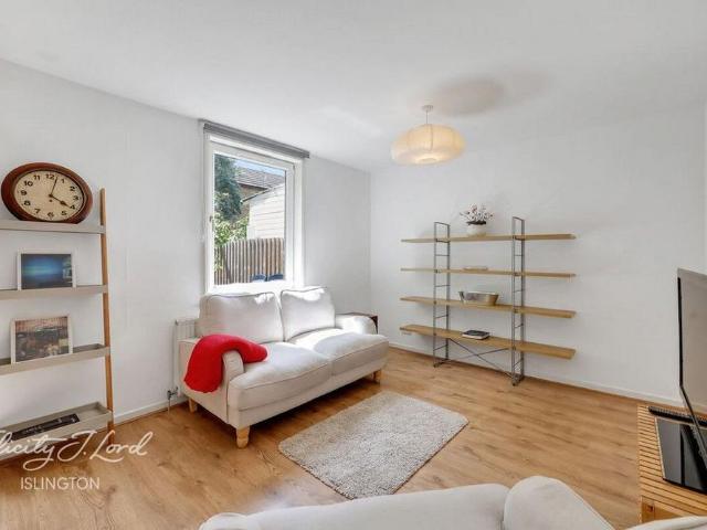 3 bedroom end of terrace house to rent