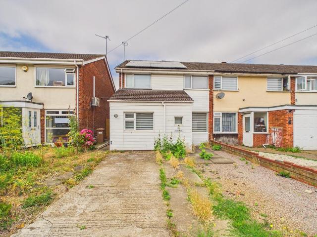 3 bedroom end of terrace house to rent