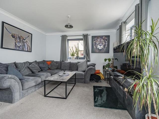 3 bedroom end of terrace house to rent
