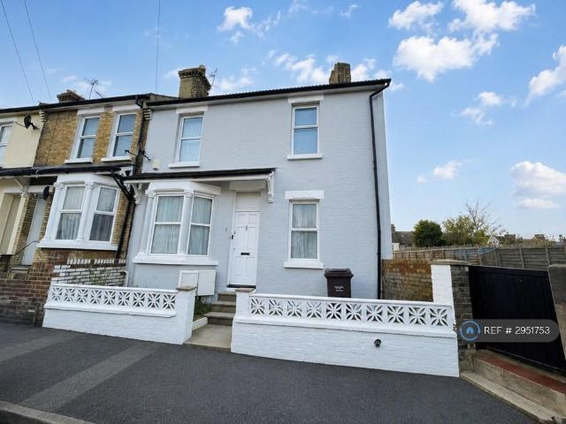 3 bedroom end of terrace house to rent