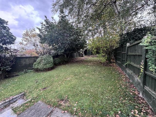 3 bedroom end of terrace house to rent