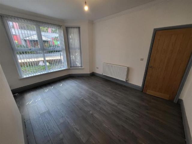 3 bedroom end of terrace house to rent