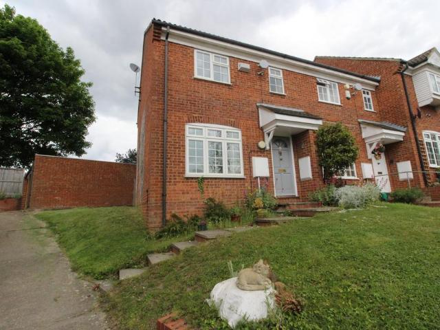 3 bedroom end of terrace house to rent