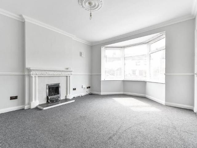 3 bedroom end of terrace house to rent