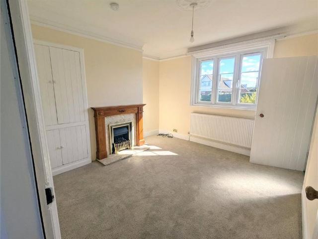 3 bedroom end of terrace house to rent