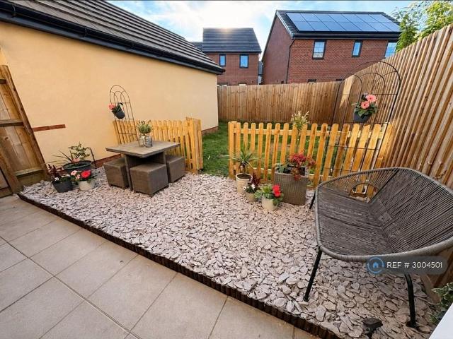 3 bedroom end of terrace house to rent