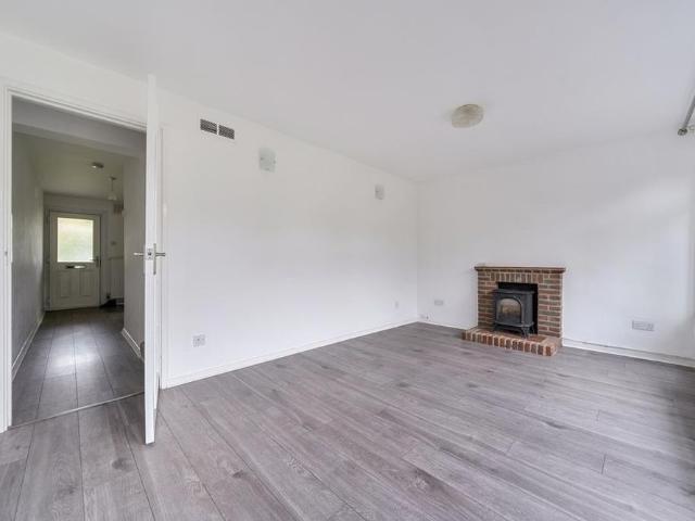3 bedroom end of terrace house to rent