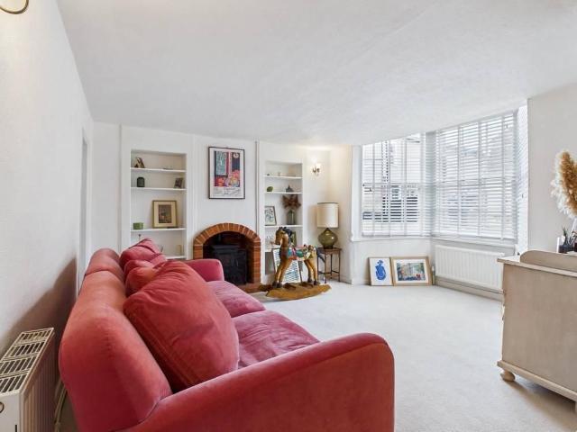 3 bedroom end of terrace house to rent