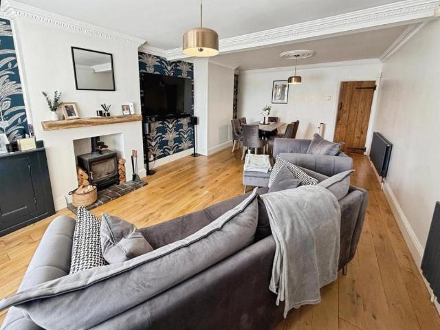 3 bedroom end of terrace house to rent