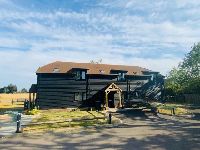 3 bedroom end of terrace house to rent