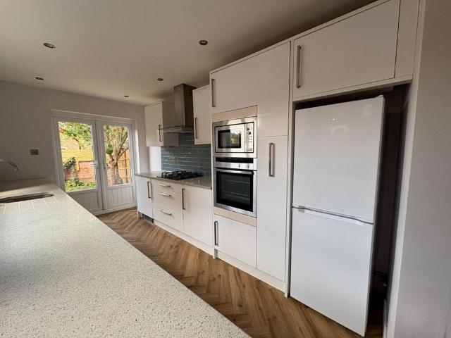3 bedroom end of terrace house to rent