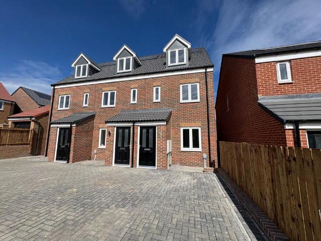 3 bedroom end of terrace house to rent
