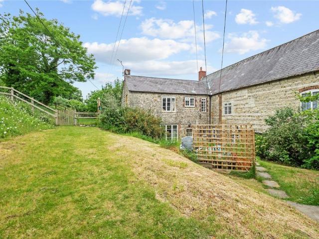 3 bedroom end of terrace house to rent
