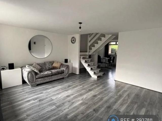3 bedroom end of terrace house to rent