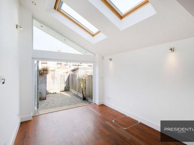 3 bedroom end of terrace house to rent