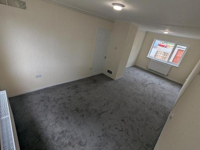 3 bedroom end of terrace house to rent