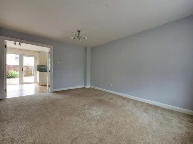 3 bedroom end of terrace house to rent